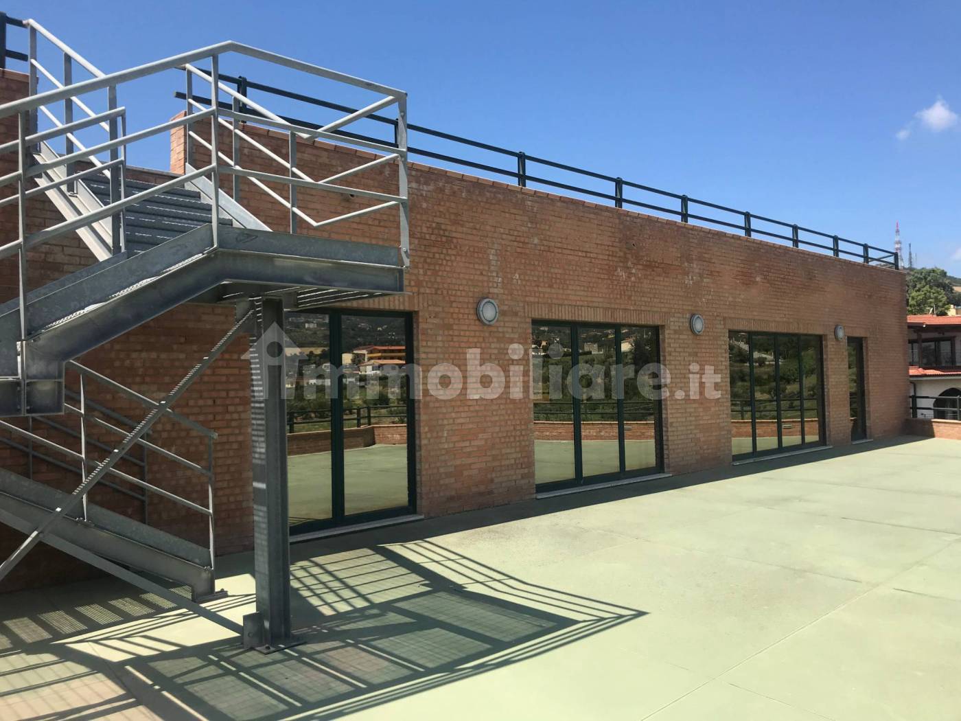 Locale commerciale con laboratorio in Vendita