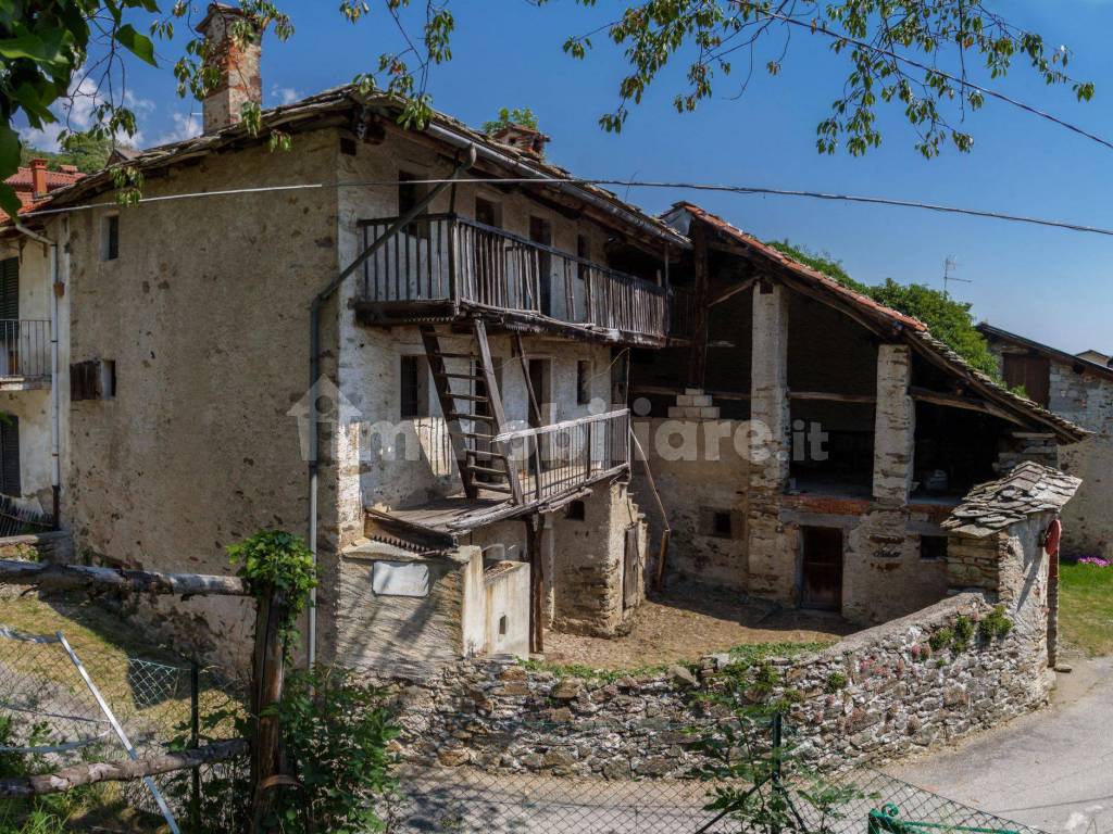 Vendita Rustico in via Roma 8 Donato. Da ristrutturare, 180 m², rif ...