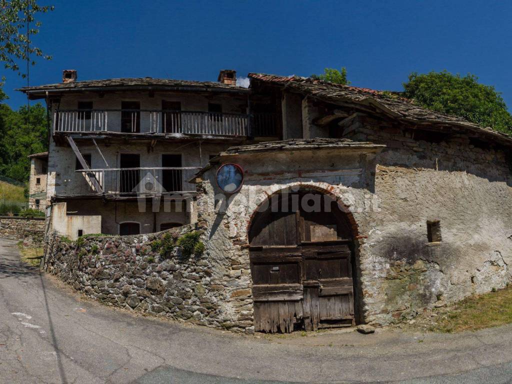 Vendita Rustico in via Roma 8 Donato. Da ristrutturare, 180 m², rif ...