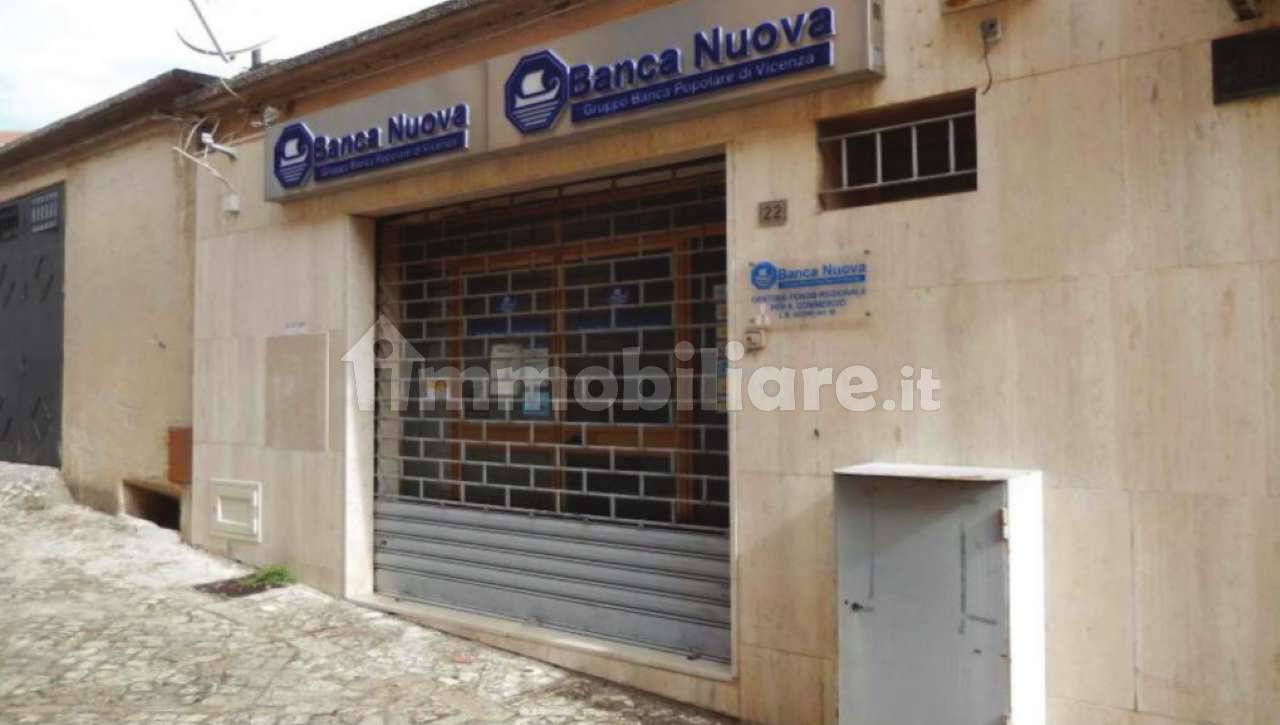 Locale commerciale in Vendita