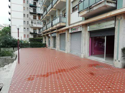 Locale commerciale in Vendita