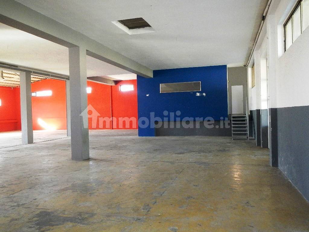 Locale commerciale con laboratorio in Vendita