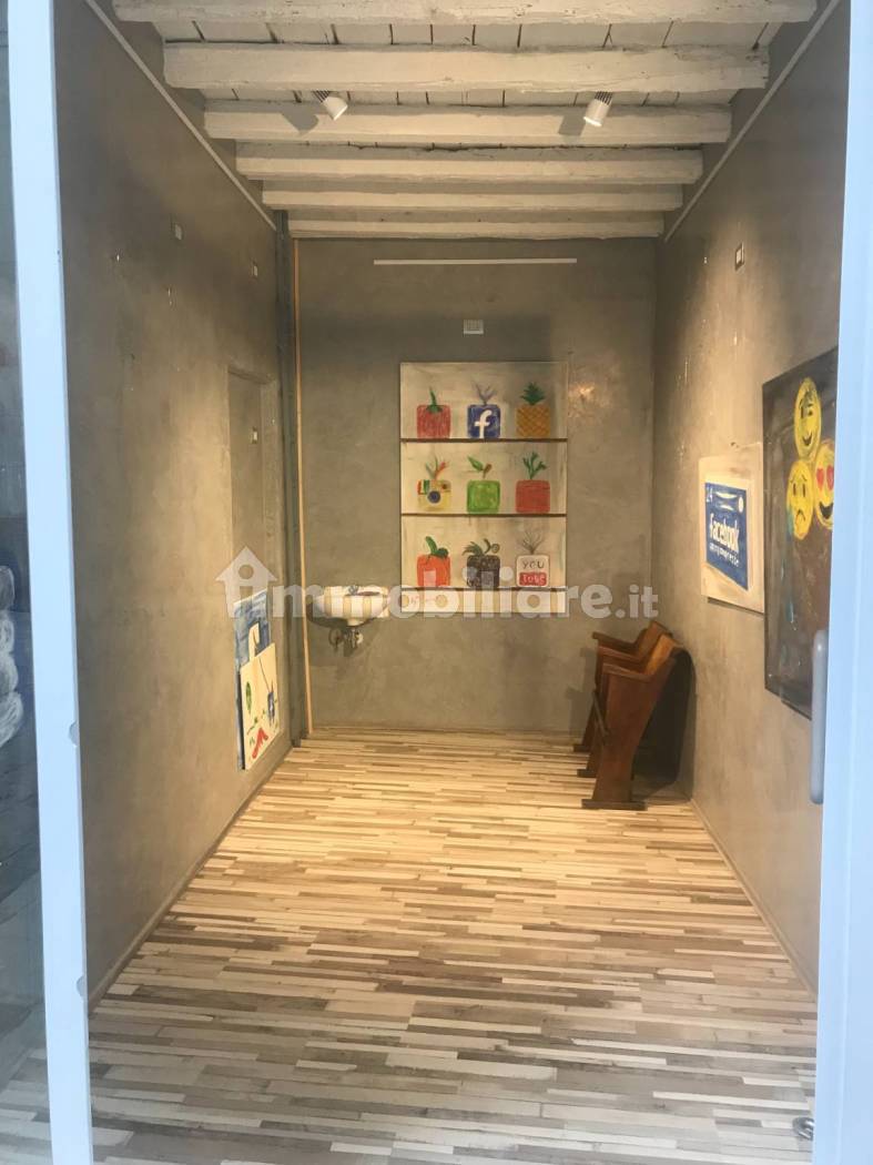 Locale commerciale in Vendita