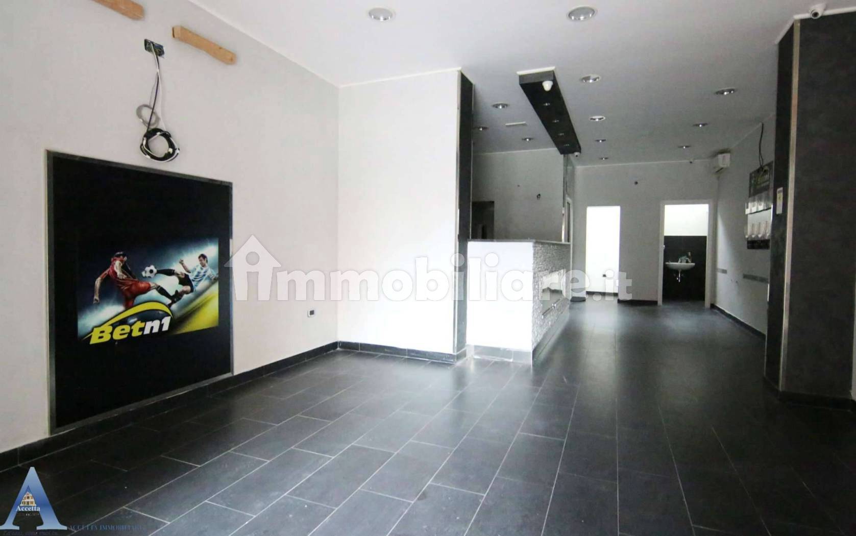 Locale commerciale in Vendita