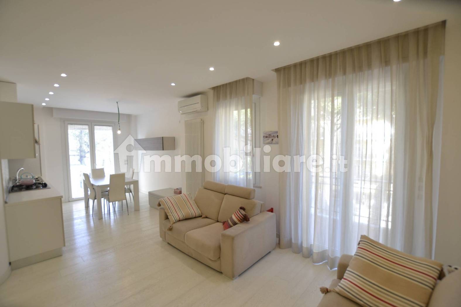 Quadrilocale viale Ippolito Nievo, Centro, Riccione