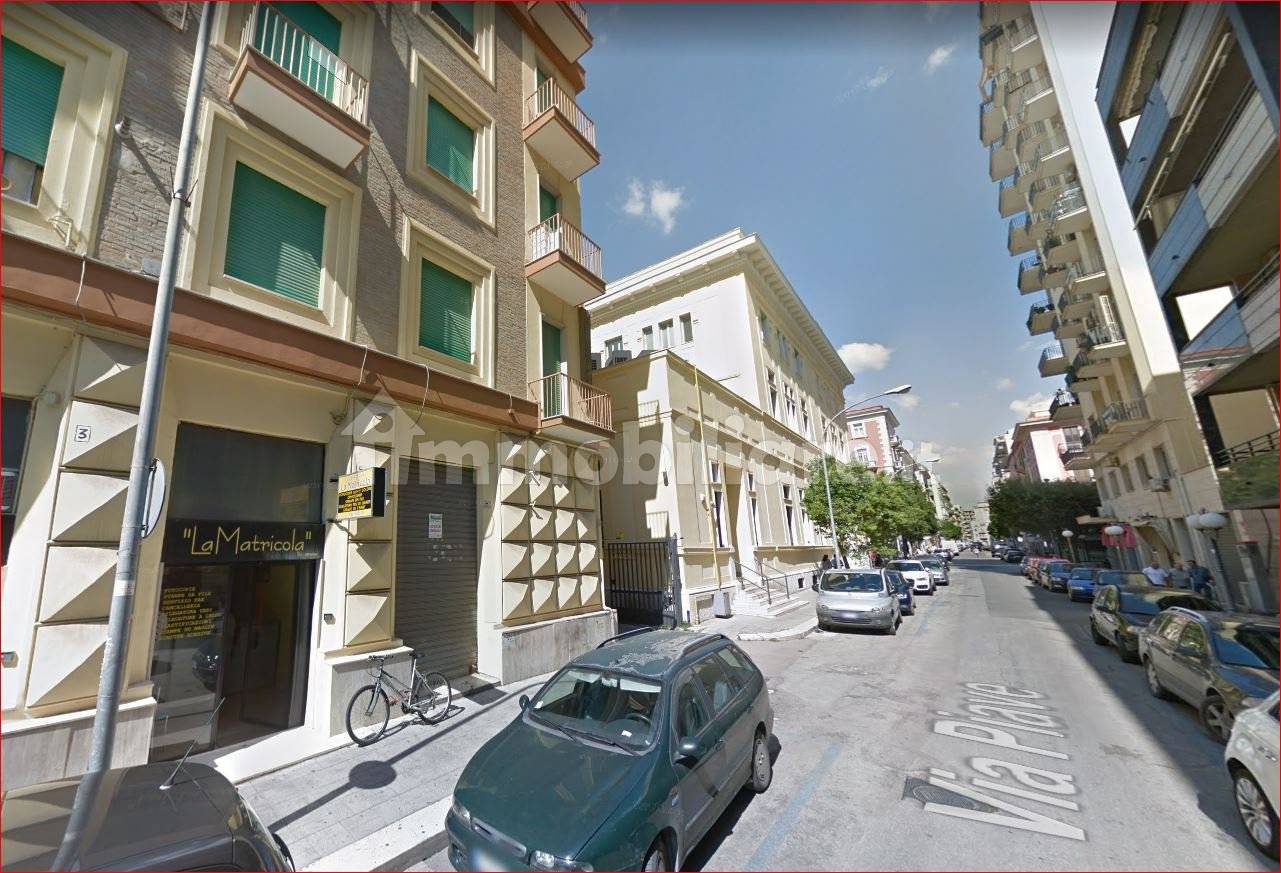 Locale commerciale in Vendita