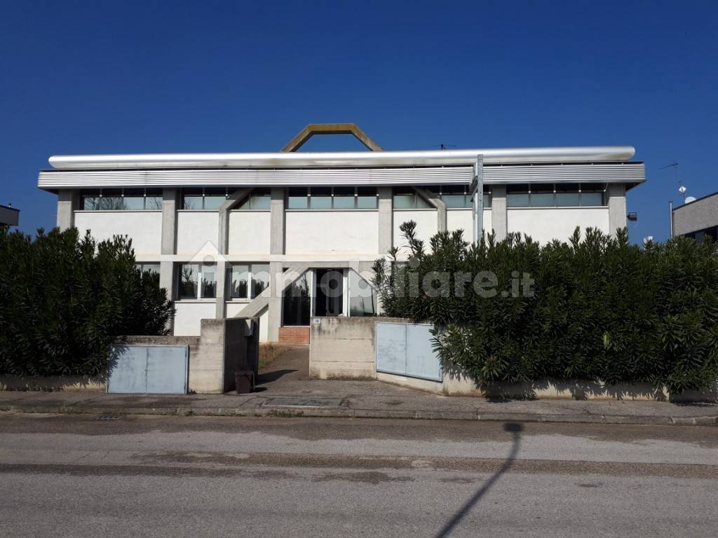 Locale commerciale con laboratorio in Vendita