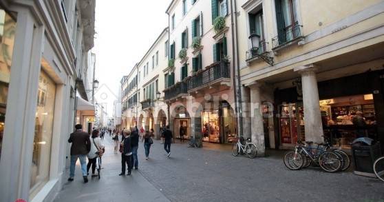 Locale commerciale in Vendita