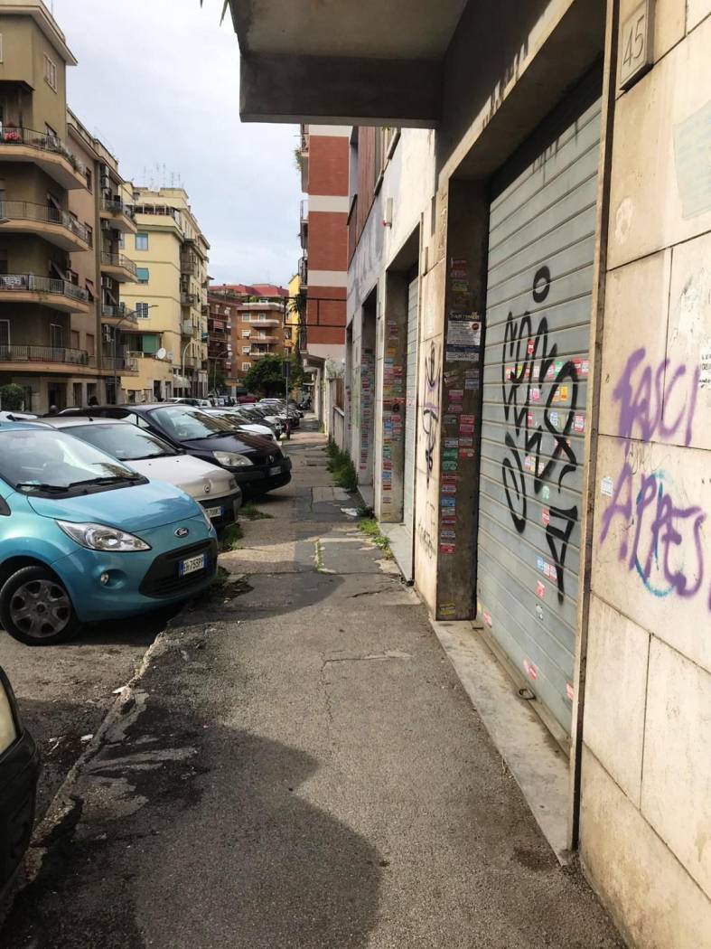 Locale commerciale in Vendita