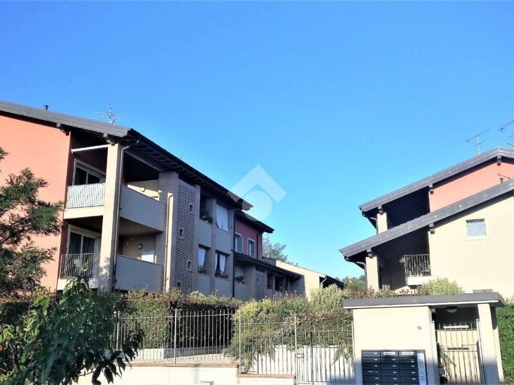 Vendita Appartamento Lonato del Garda. Quadrilocale, Ottimo stato, primo piano, posto auto, con ...