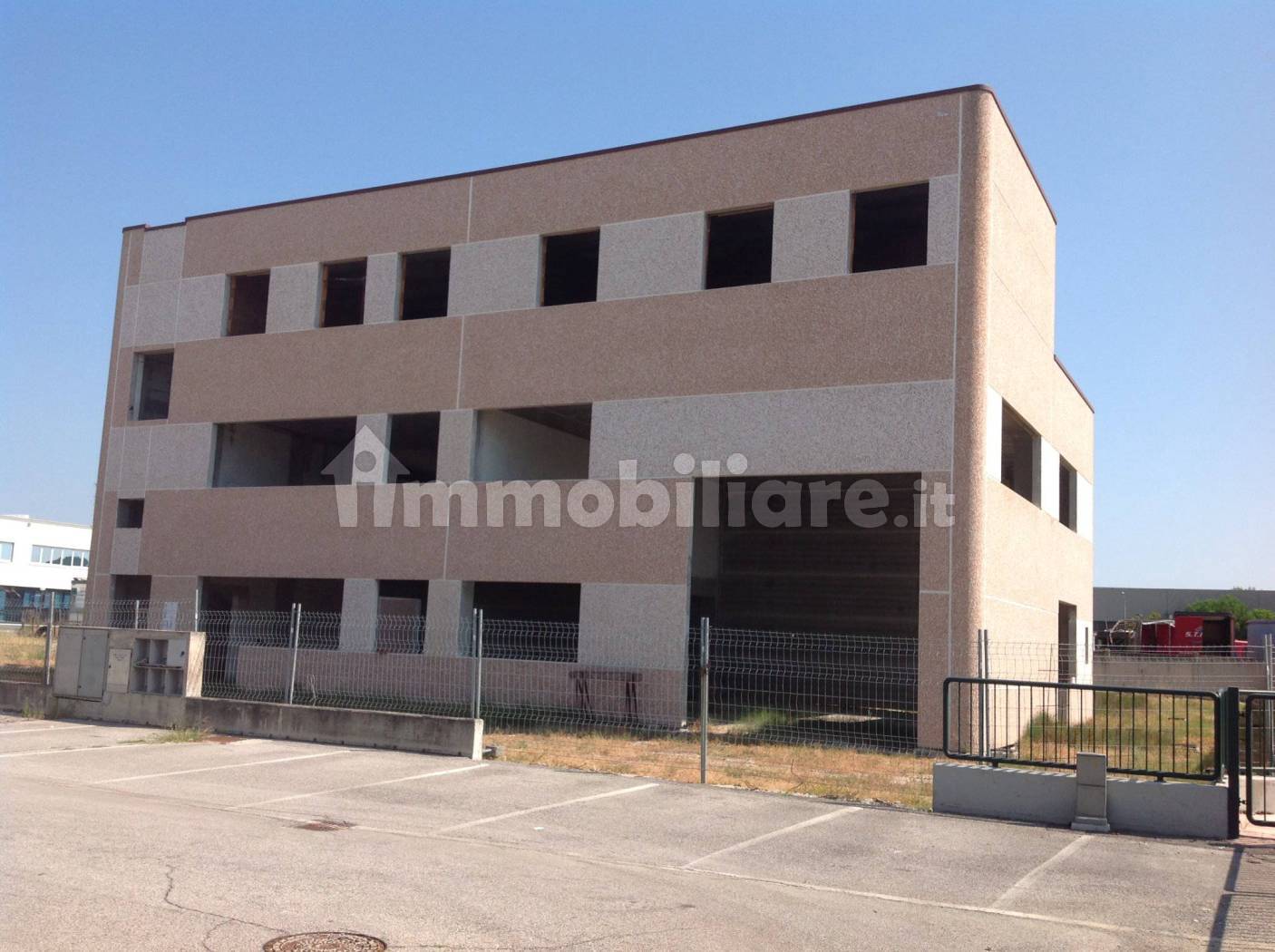 Capannone in Vendita