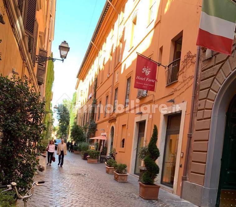 Locale commerciale in Vendita