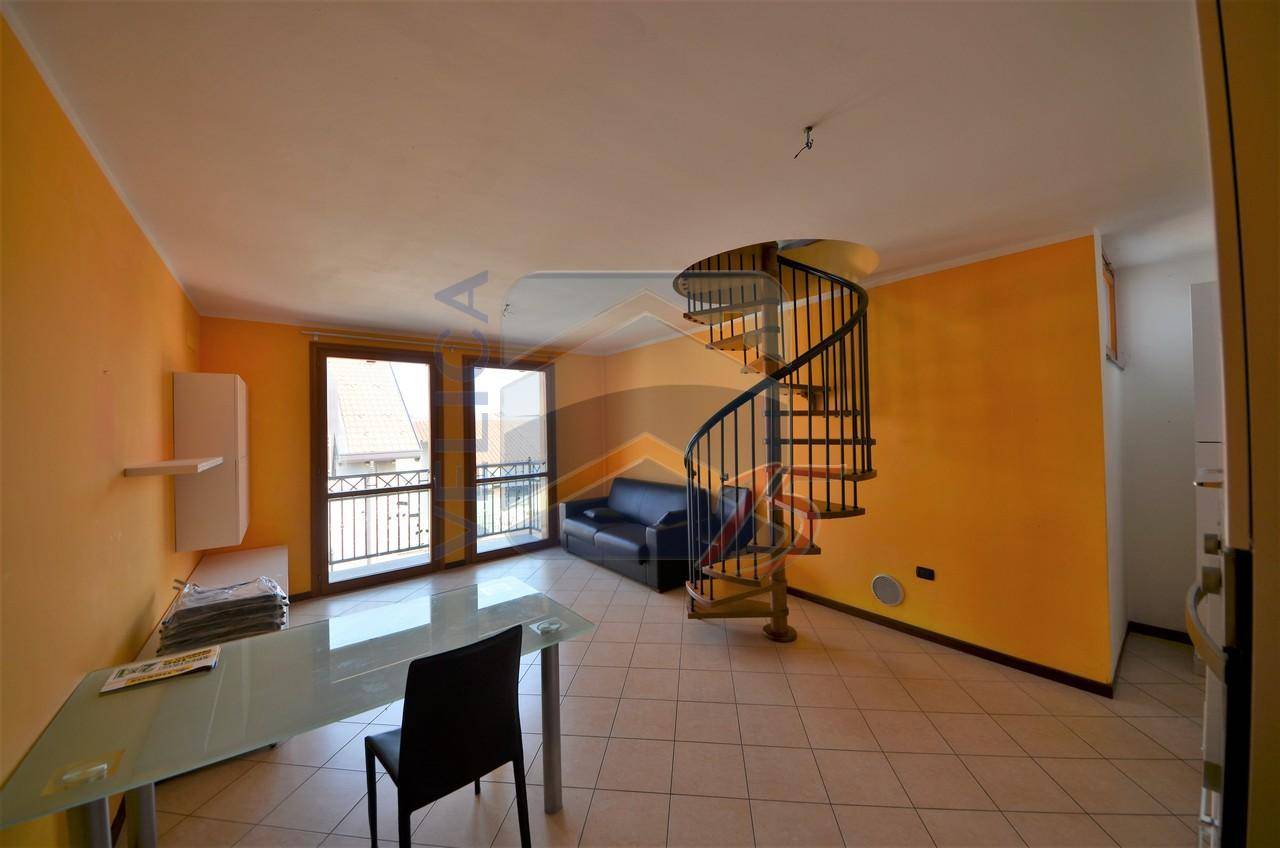 Trilocale via Magenta 21, Uboldo