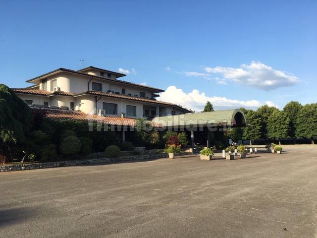 Locale commerciale in Vendita