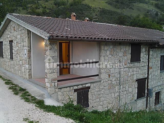 Casa colonica frazione Isola San Biagio, Montemonaco