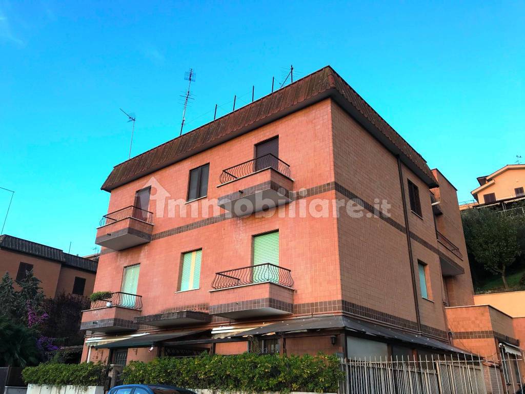 Vendita Appartamento Roma. Trilocale in via del Risaro. Buono stato ...
