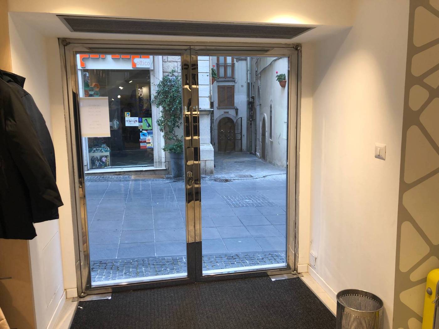 Locale commerciale in Vendita