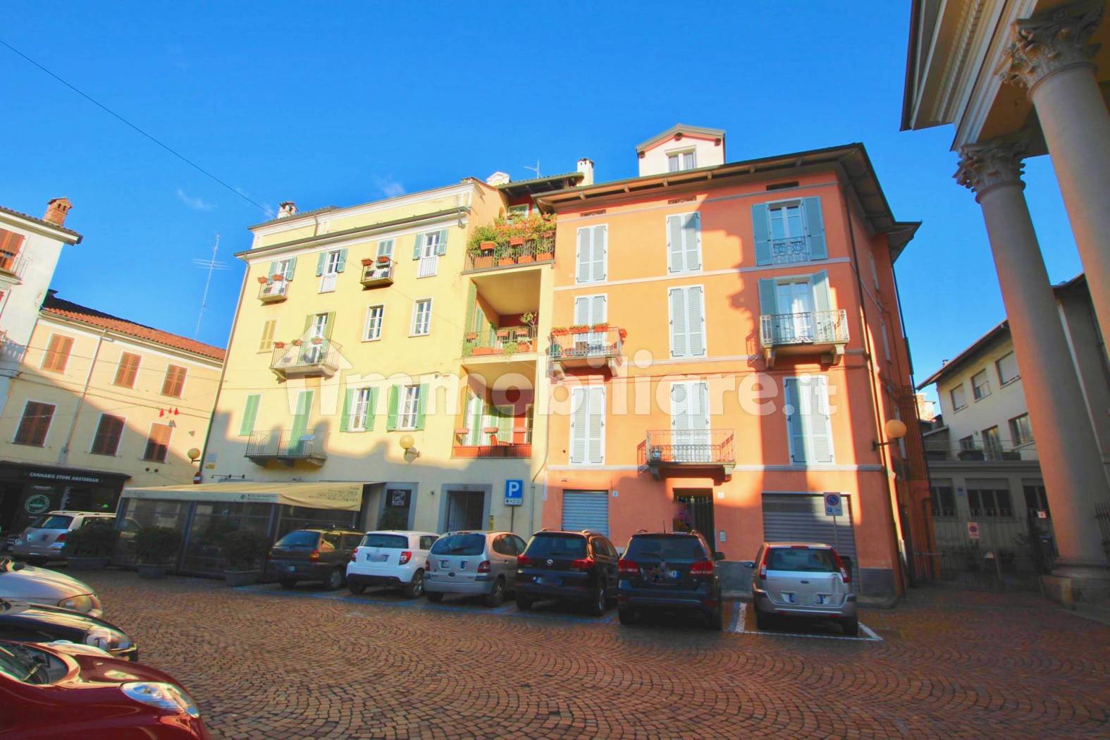 Locale commerciale in Vendita