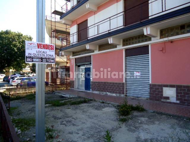 Locale commerciale in Vendita