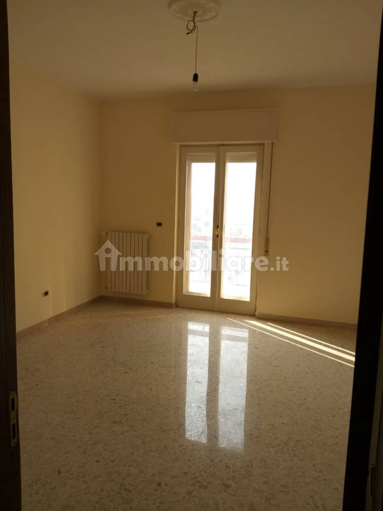 Trilocale via Amedeo 231, Trani