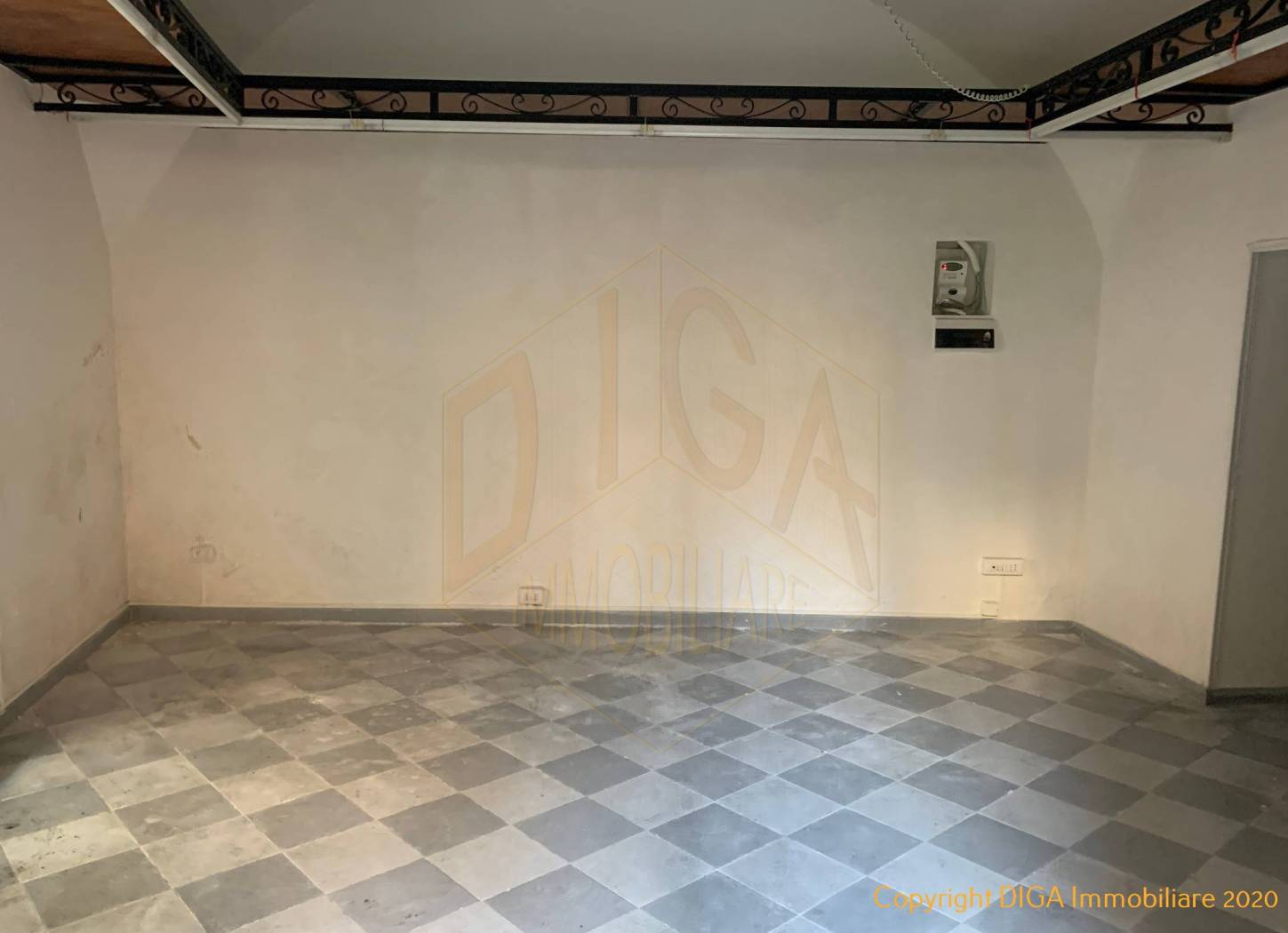 Locale commerciale in Vendita