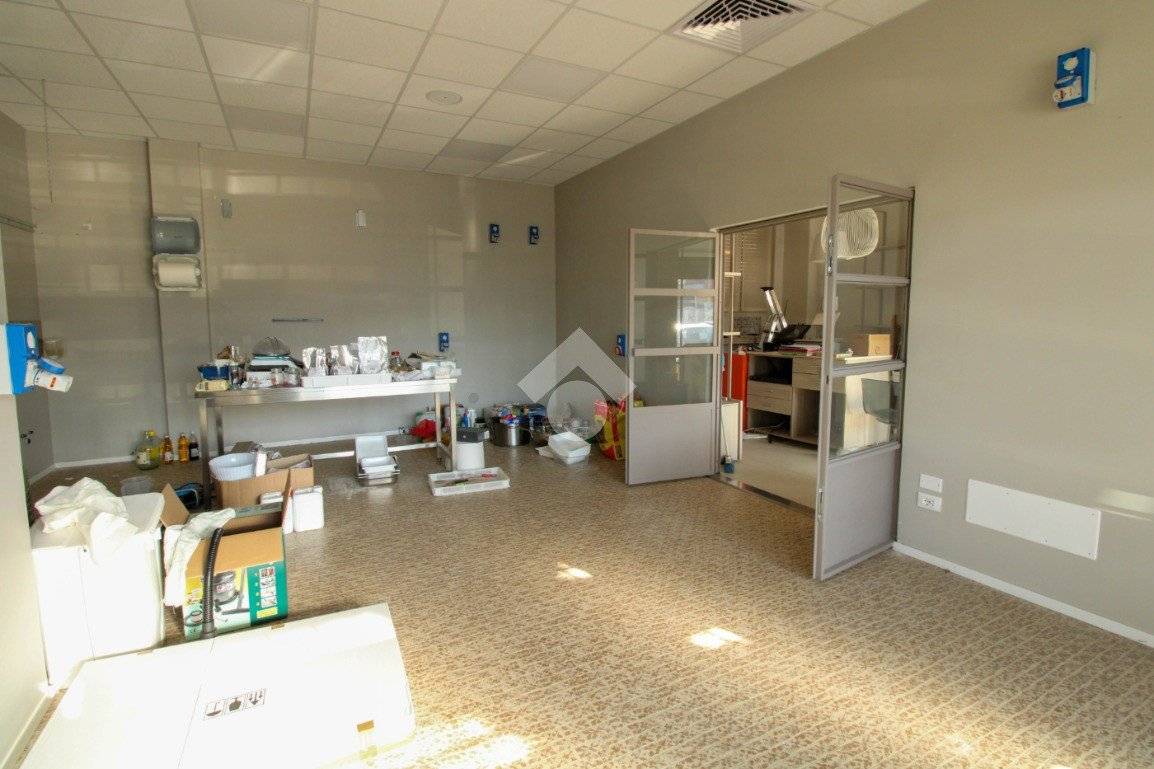 Locale commerciale in Vendita