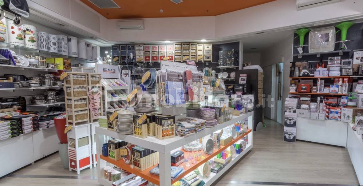 Locale commerciale in Vendita