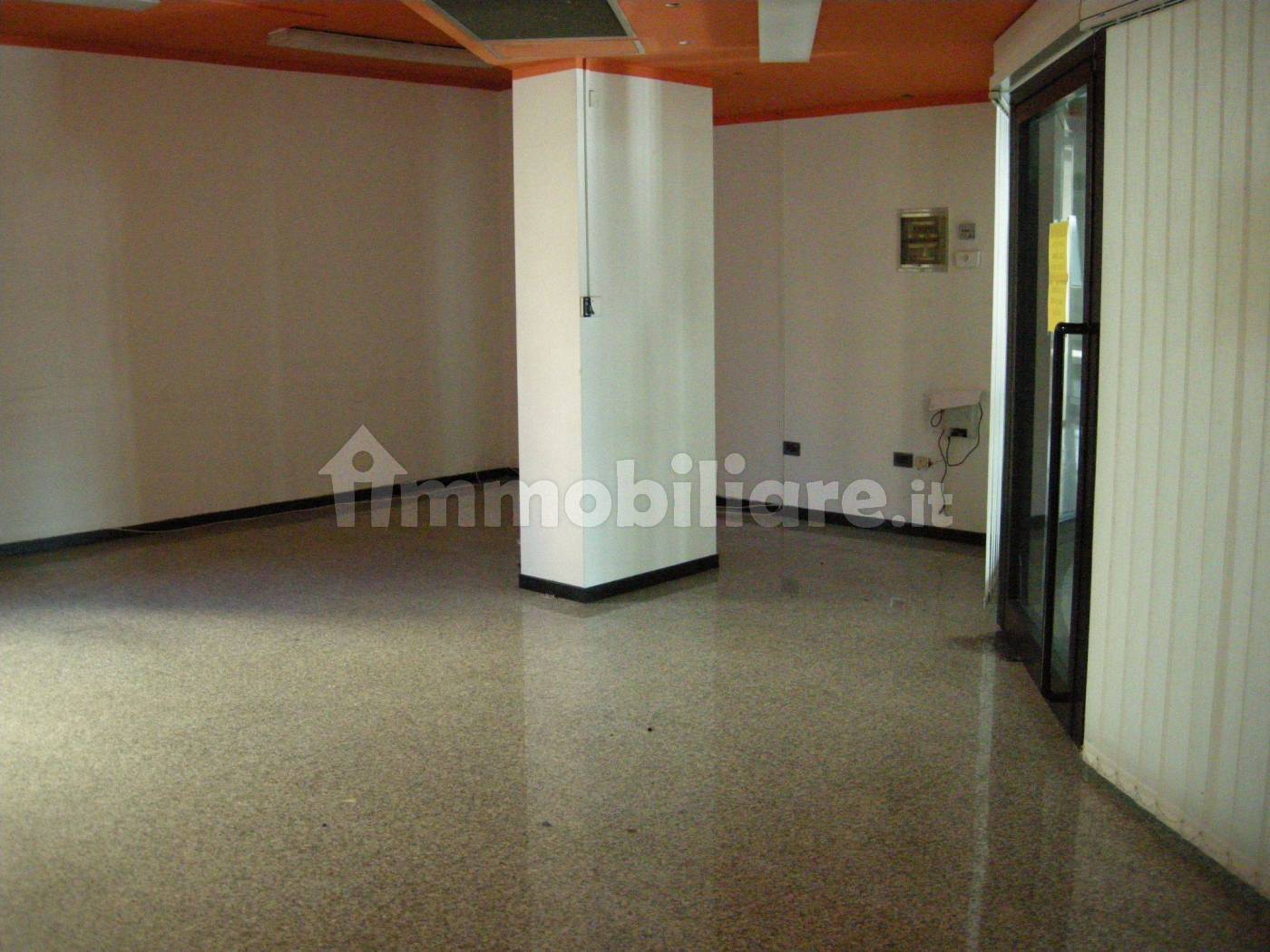 Attività commerciale con laboratorio in Vendita