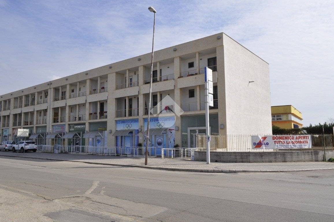 Locale commerciale con laboratorio in Vendita