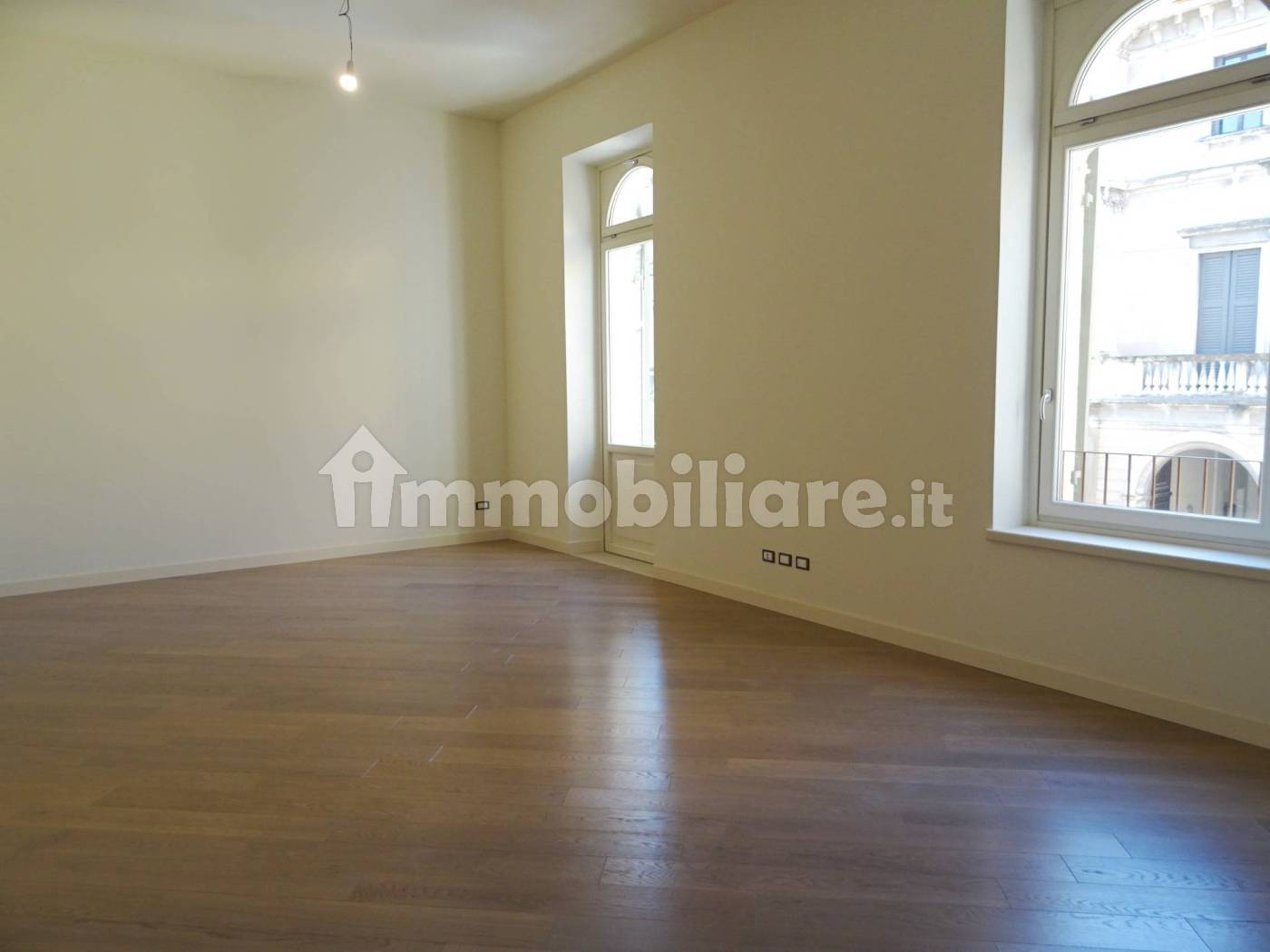 Quadrilocale via Giuseppe Garibaldi 16, Centro Storico, Verona