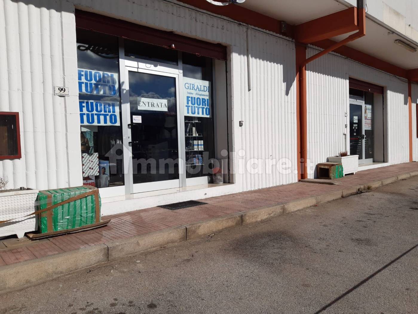 Locale commerciale in Vendita