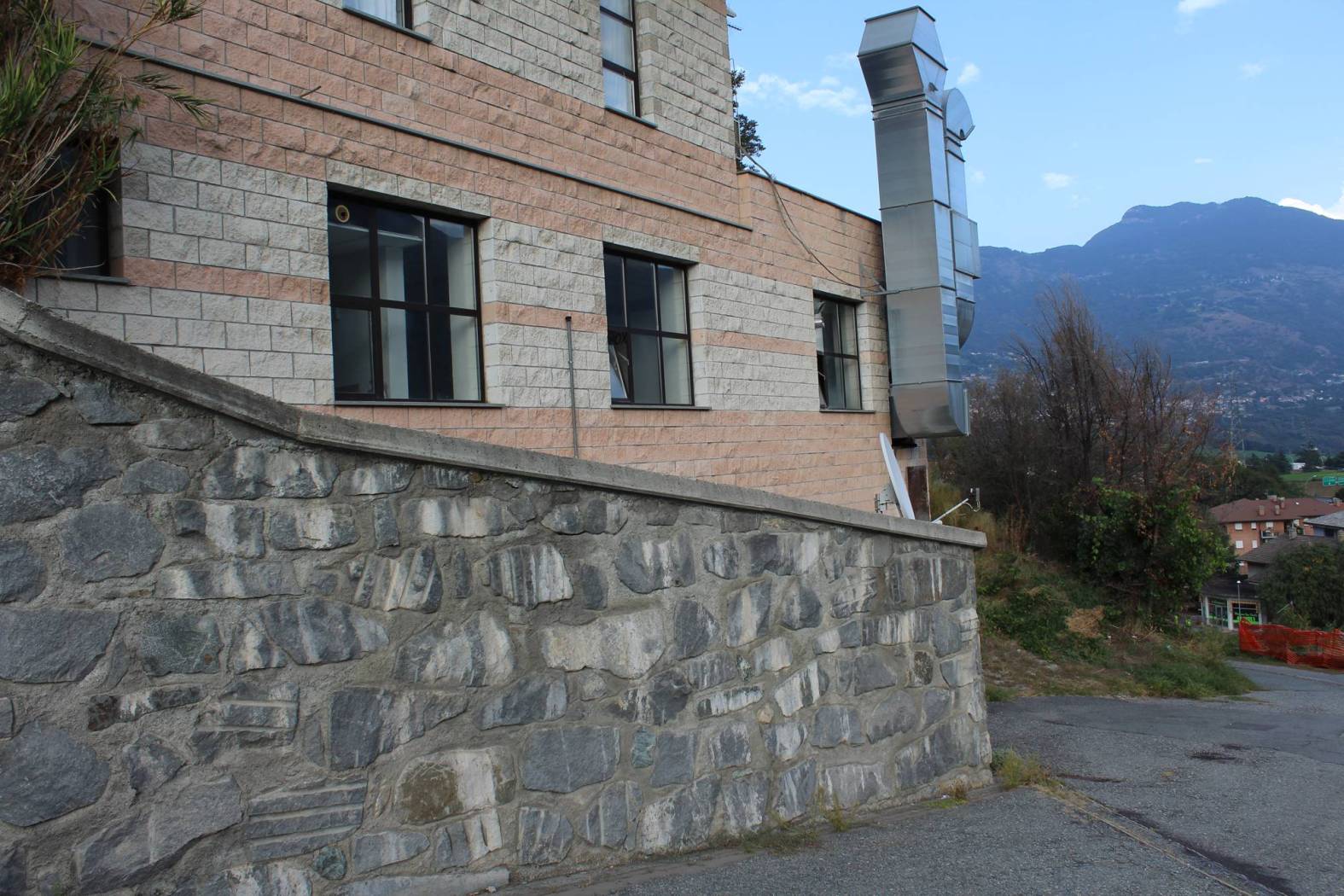 Locale commerciale con laboratorio in Vendita