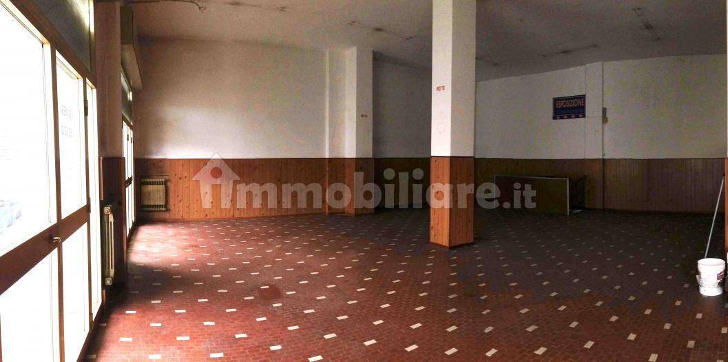 Locale commerciale in Vendita
