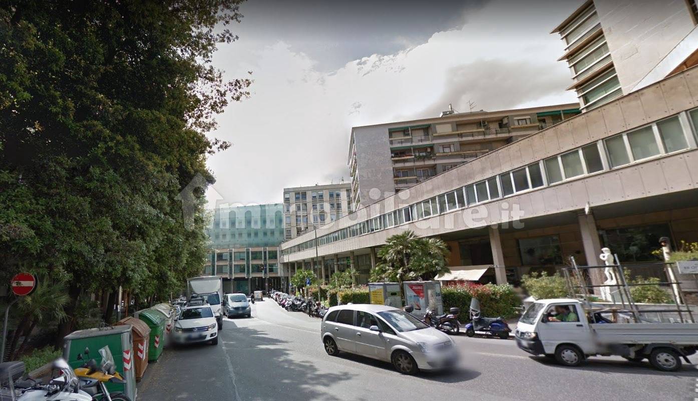 Locale commerciale in Vendita