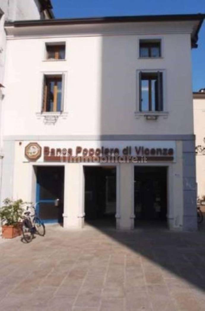 Locale commerciale in Vendita