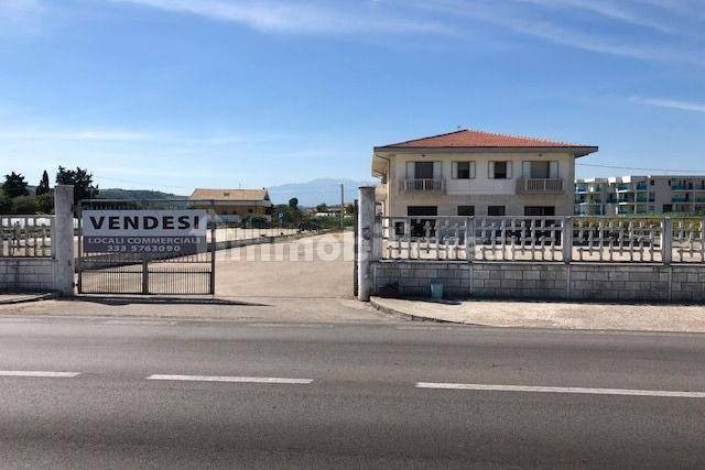 Locale commerciale in Vendita