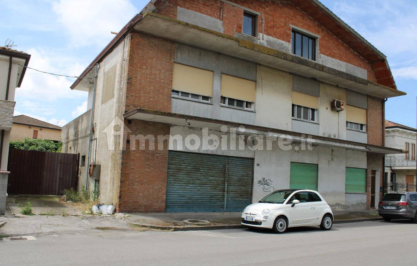 Locale commerciale in Vendita