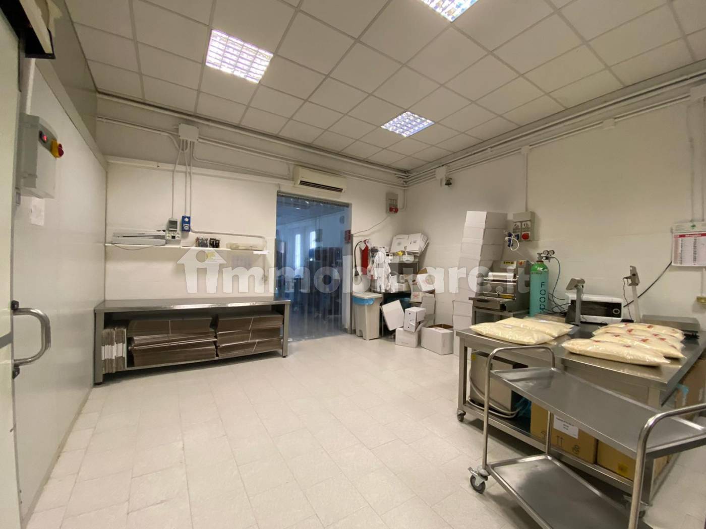 Locale commerciale con laboratorio in Vendita