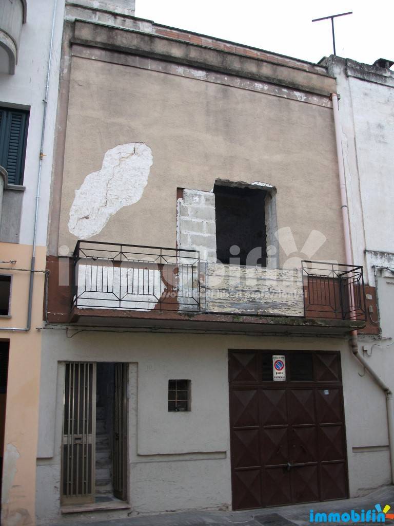 Quadrilocale da ristrutturare, primo piano, Oria