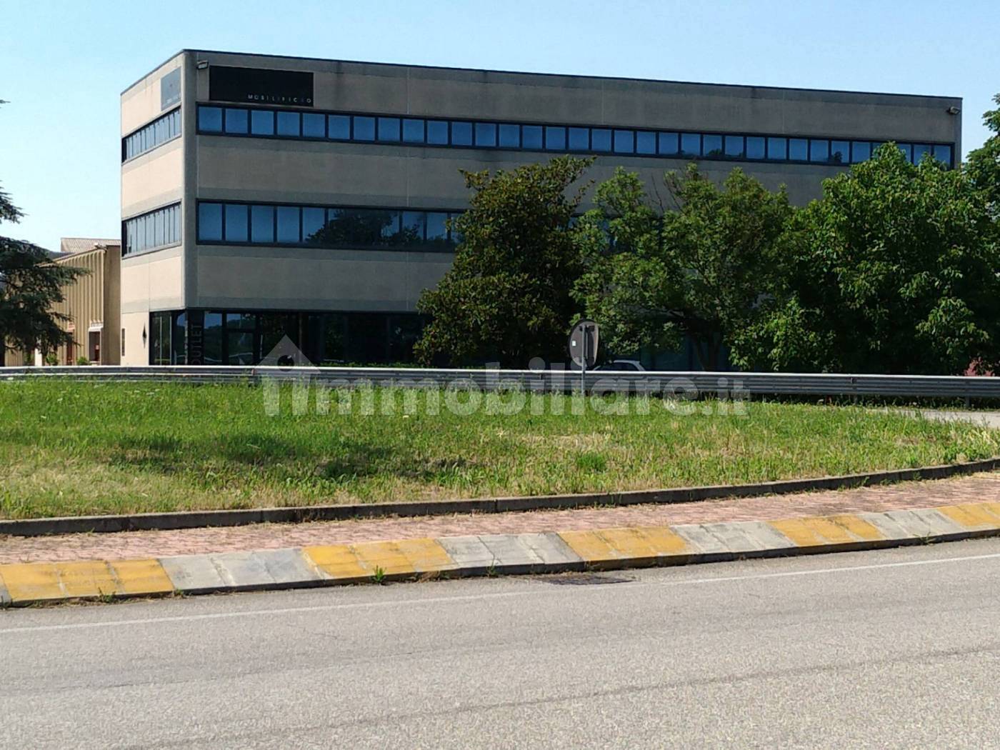 Locale commerciale in Vendita