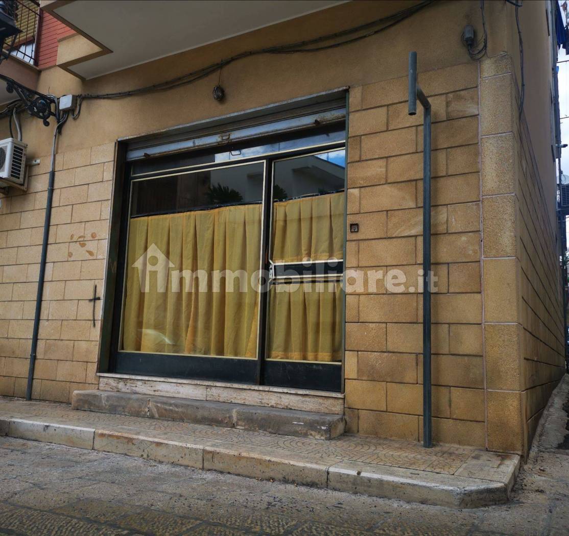 Locale commerciale con laboratorio in Vendita