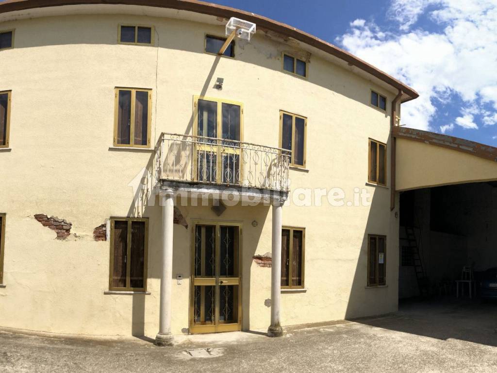 Sale Farmhouse in via Picelli 21 Camisano Vicentino. Good condition ...