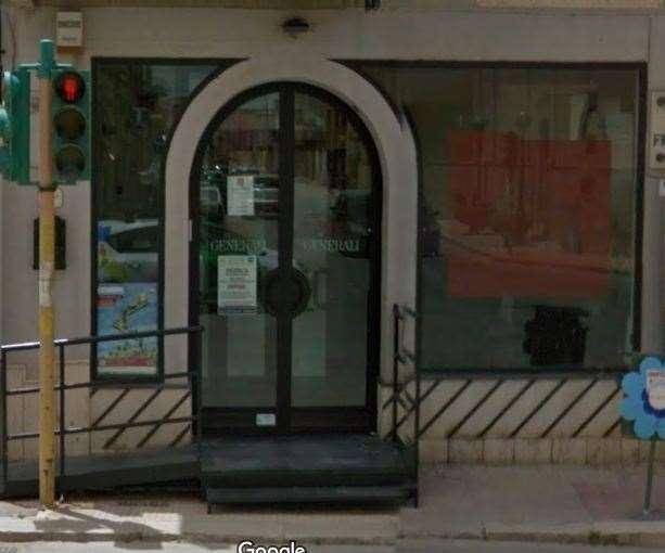 Locale commerciale con laboratorio in Vendita