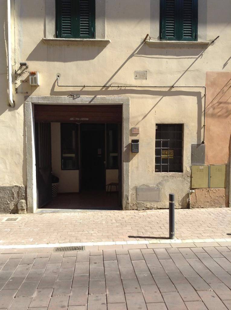 Locale commerciale con laboratorio in Vendita