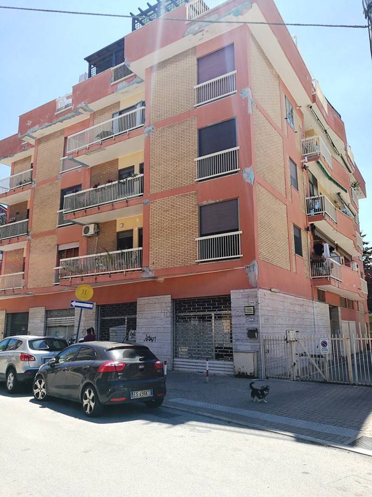 Locale commerciale in Vendita