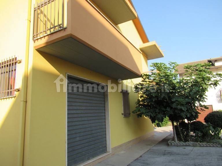 Locale commerciale in Vendita