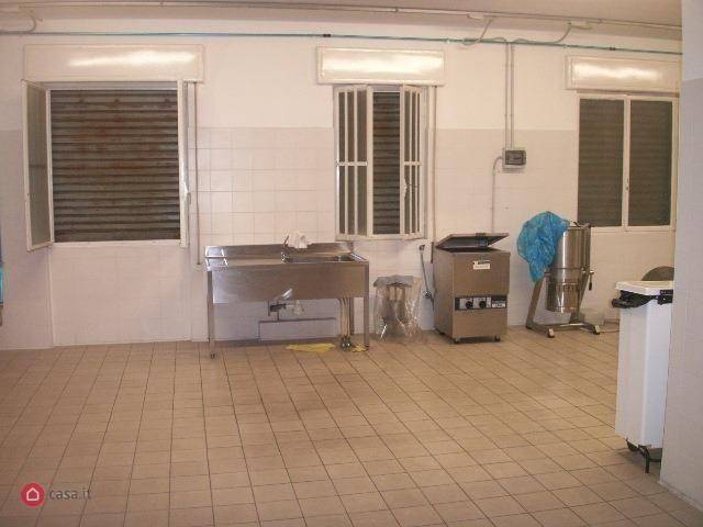 Locale commerciale con laboratorio in Vendita