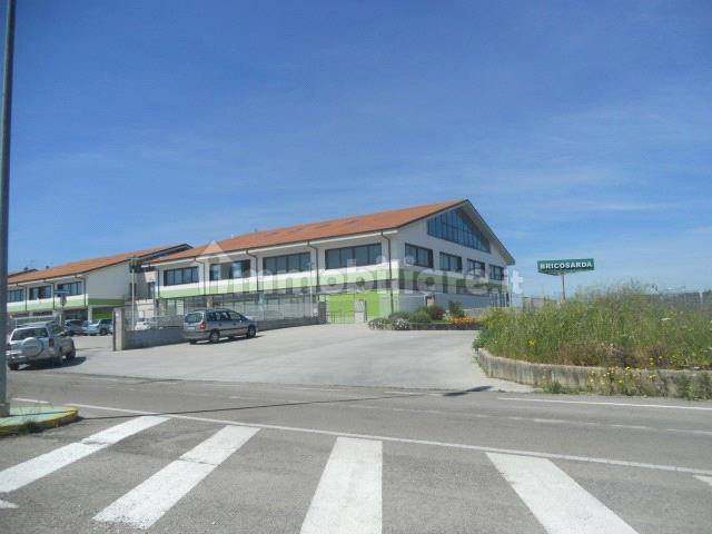 Locale commerciale in Vendita