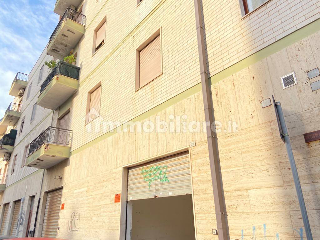 Locale commerciale in Vendita