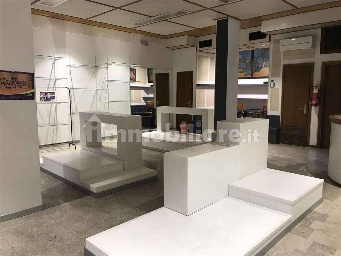 Locale commerciale in Vendita